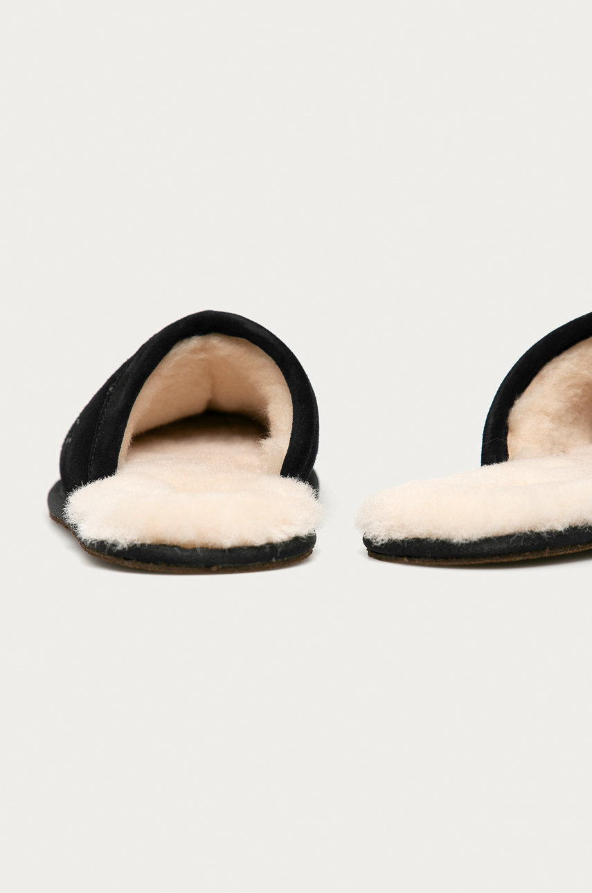 UGG - Kapcie zamszowe Scuff 1101111.BLK-BLACK | Answear.com