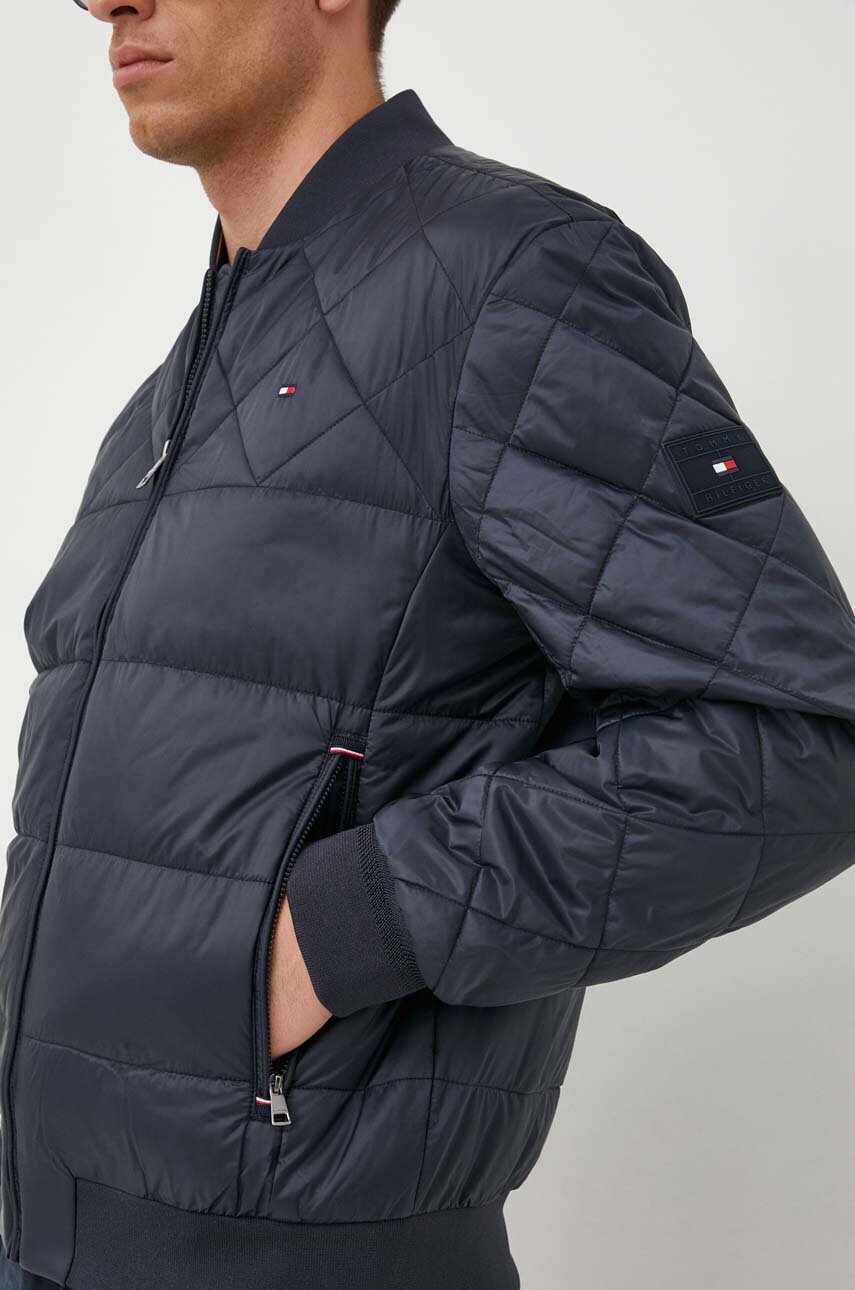Куртка-бомбер Tommy Hilfiger чоловічий колір синій перехідна | ANSWEAR.ua