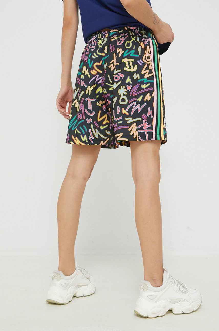 adidas Originals szorty Pride HC3087 wzorzyste | Answear.com