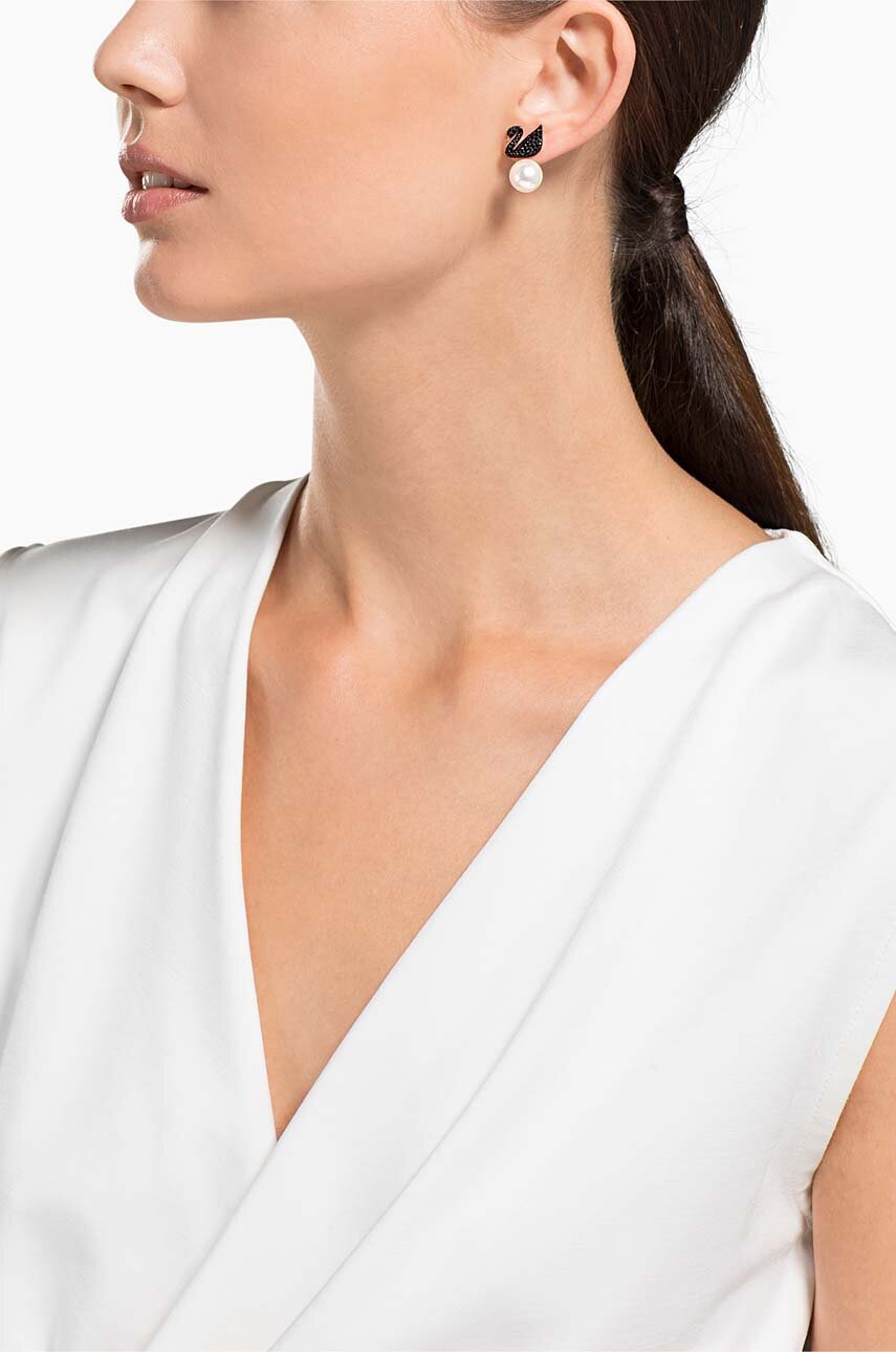 Náušnice Swarovski 5193949 ICONIC SWAN, barva černá | ANSWEAR.cz