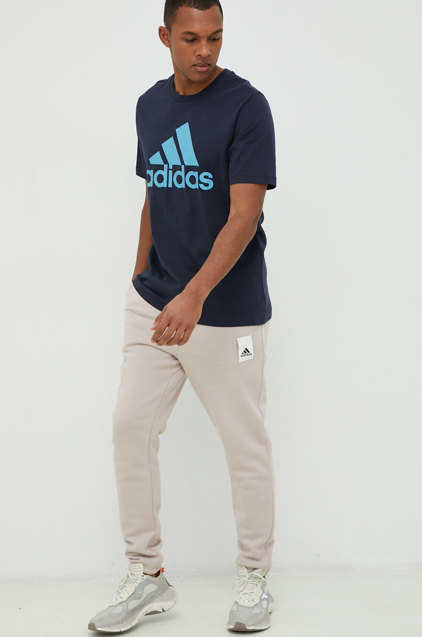 Tepláky adidas pánske, béžová farba, s nášivkou | ANSWEAR.sk