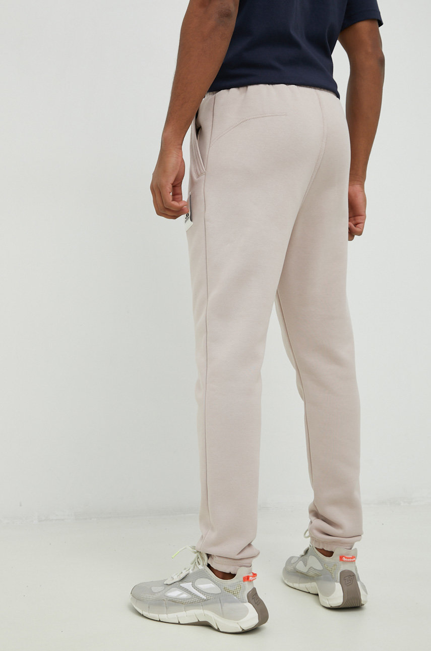 Tepláky adidas pánske, béžová farba, s nášivkou | ANSWEAR.sk