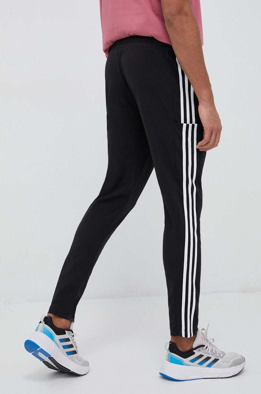 adidas edzőnadrág Essentials fekete, nyomott mintás, IC0044 | ANSWEAR.hu