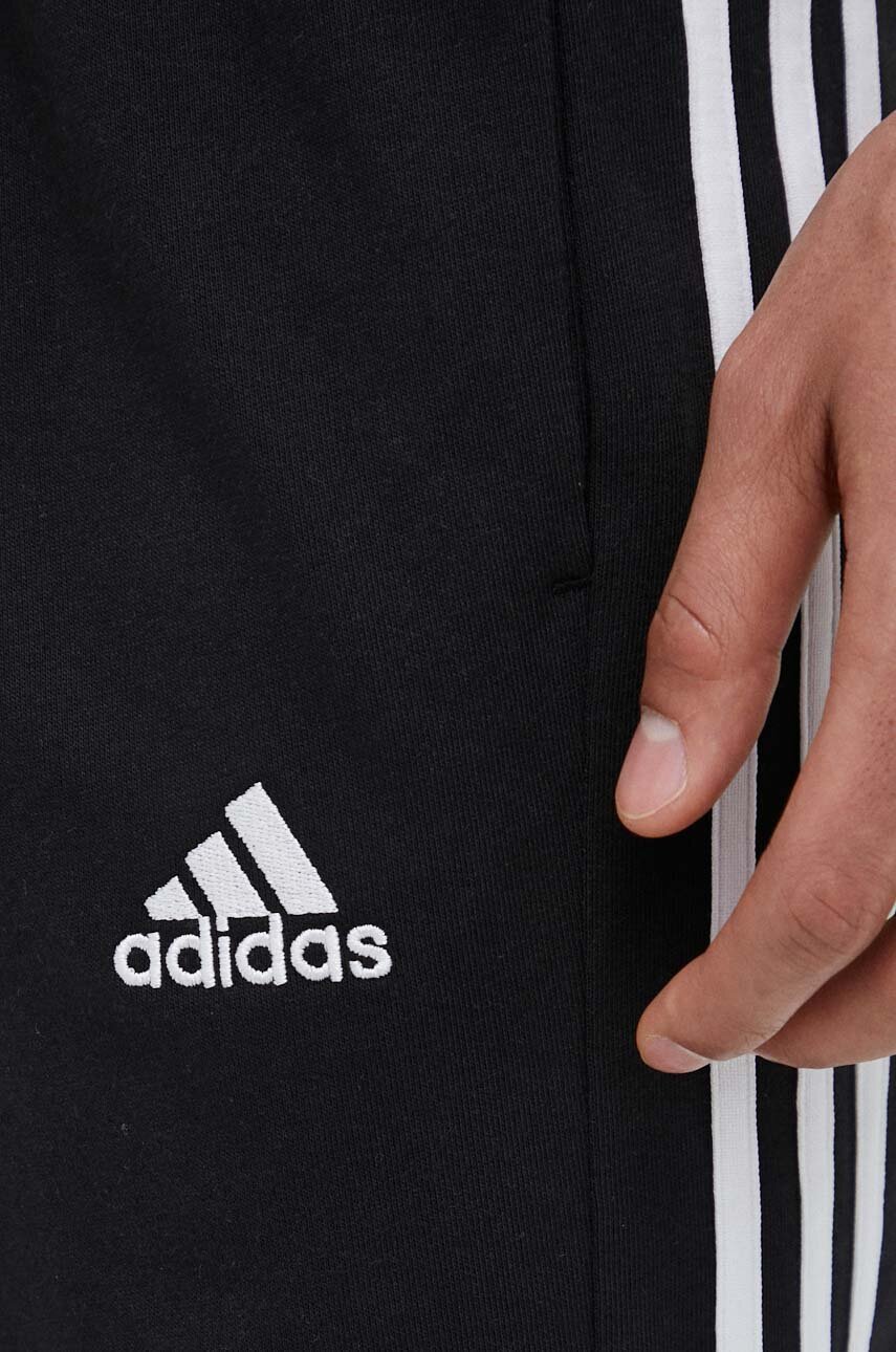 Tréningové nohavice adidas Essentials čierna farba, s nášivkou, IC0044 ...