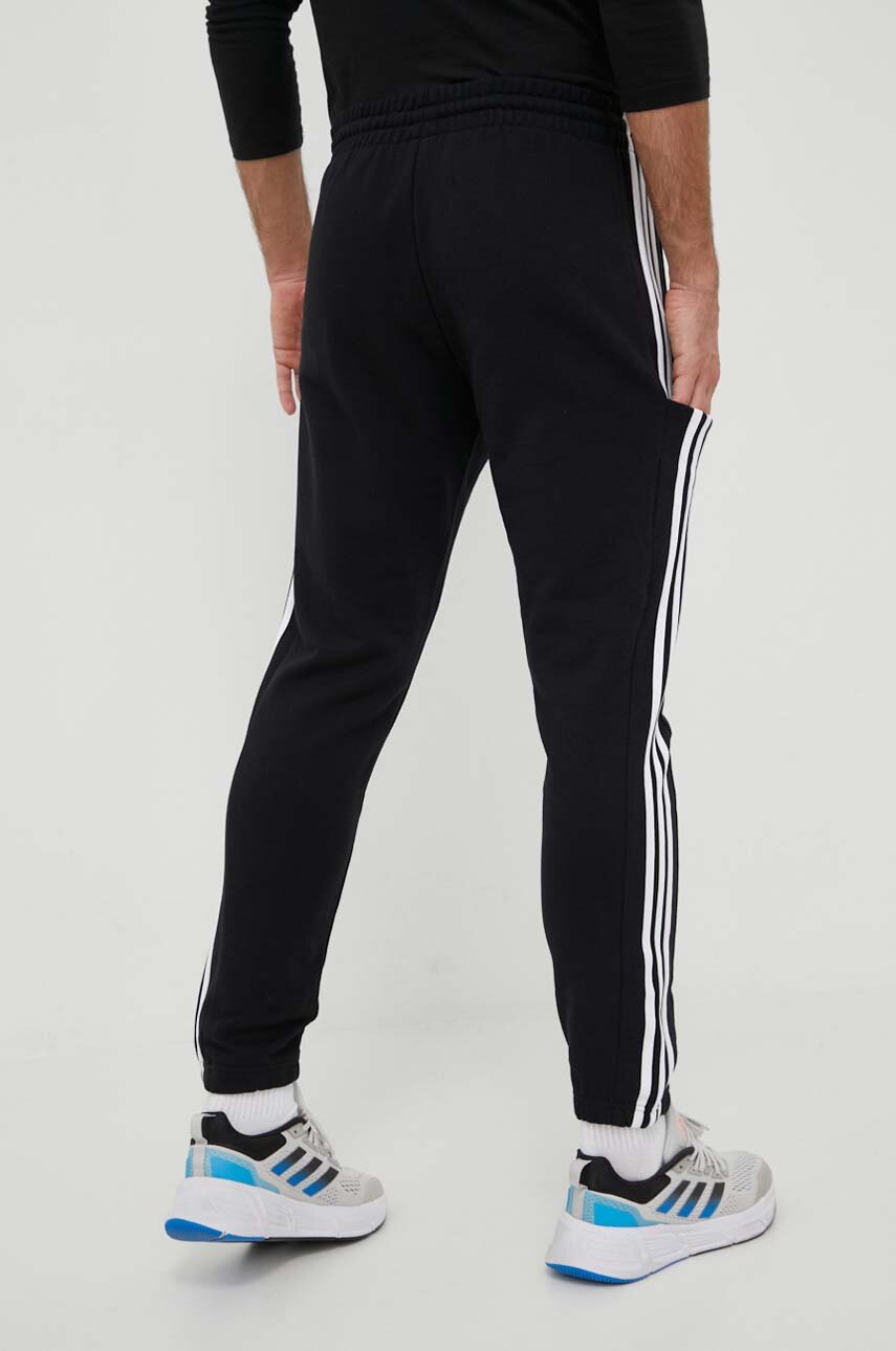 Pamučni donji dio trenirke adidas boja: crna, s aplikacijom | ANSWEAR.hr