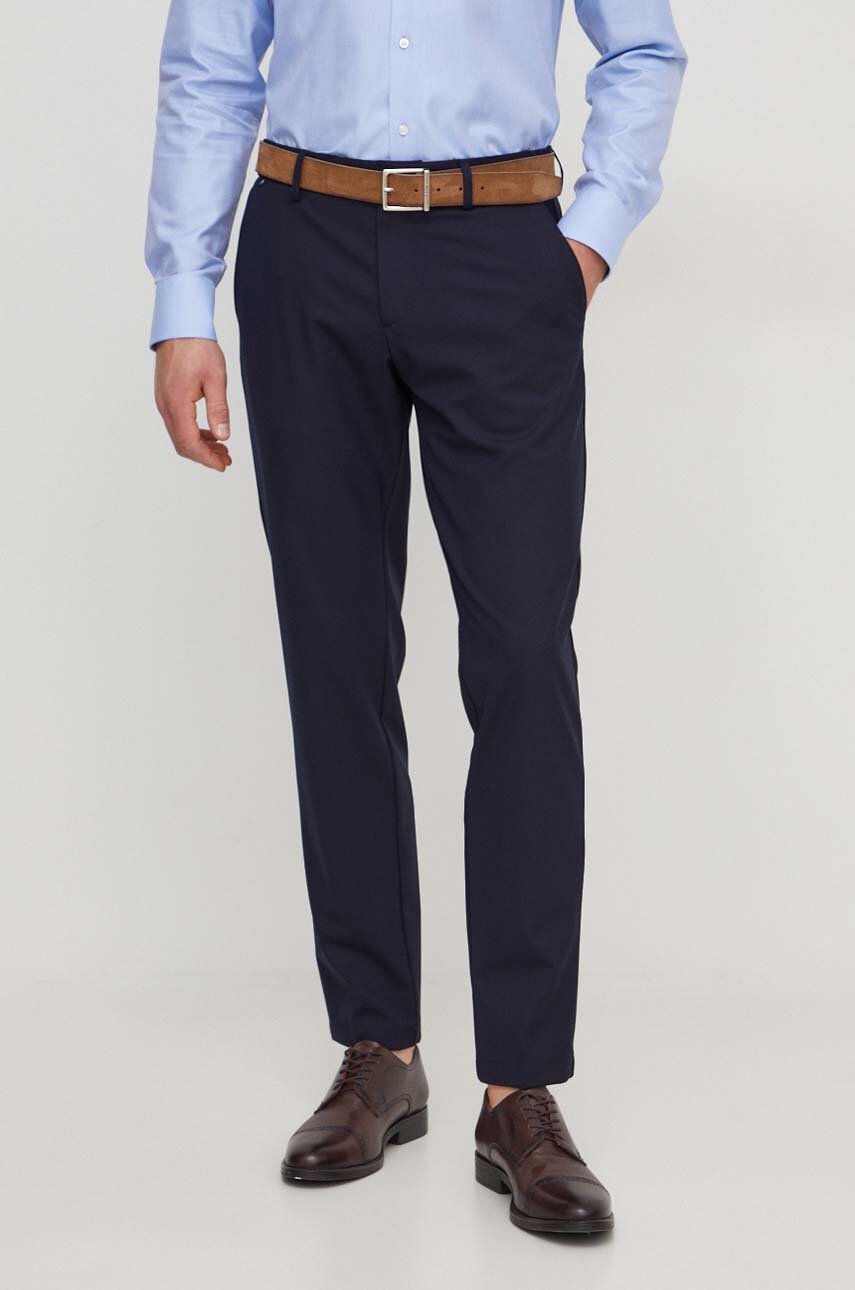 BOSS spodnie męskie kolor granatowy dopasowane | Answear.com