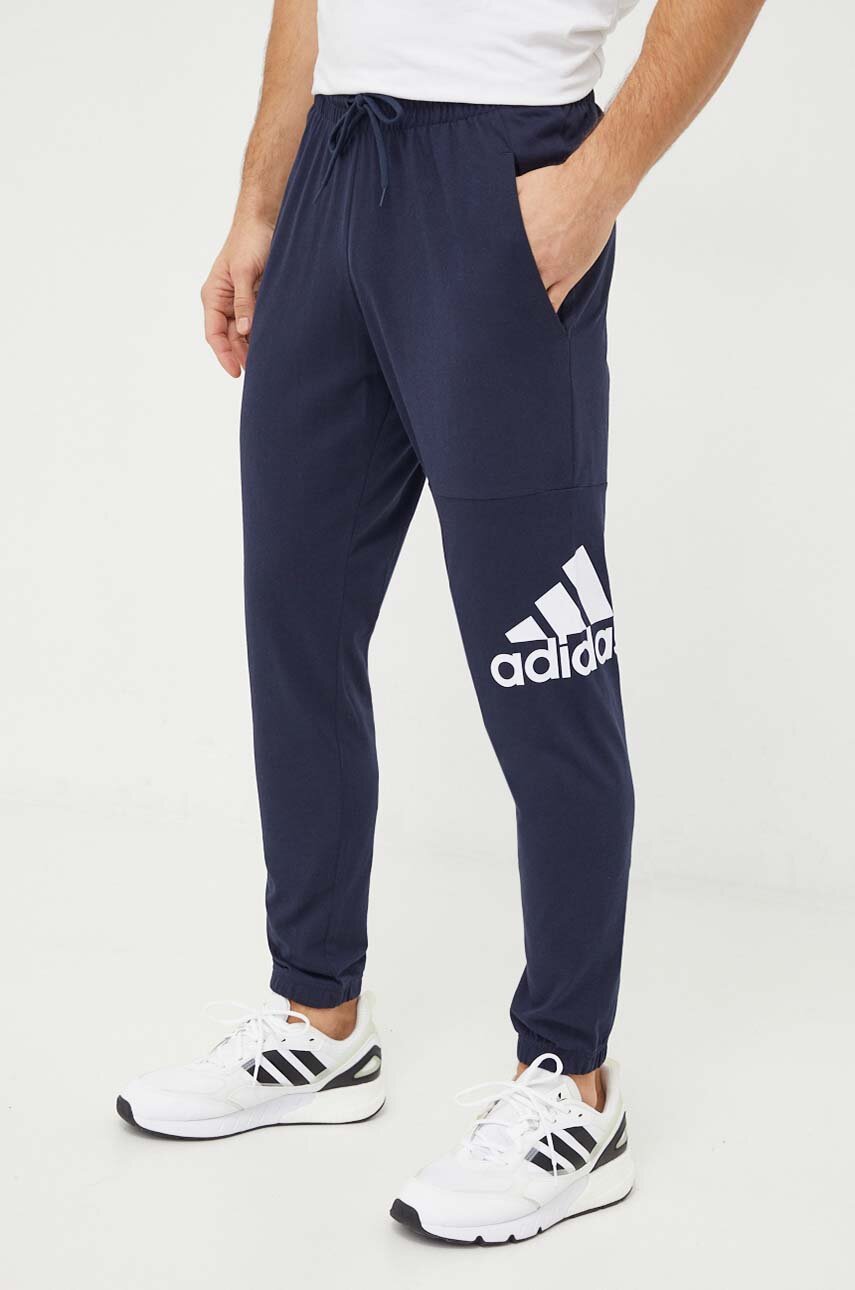 adidas spodnie dresowe kolor granatowy z nadrukiem IC9428 | Answear.com