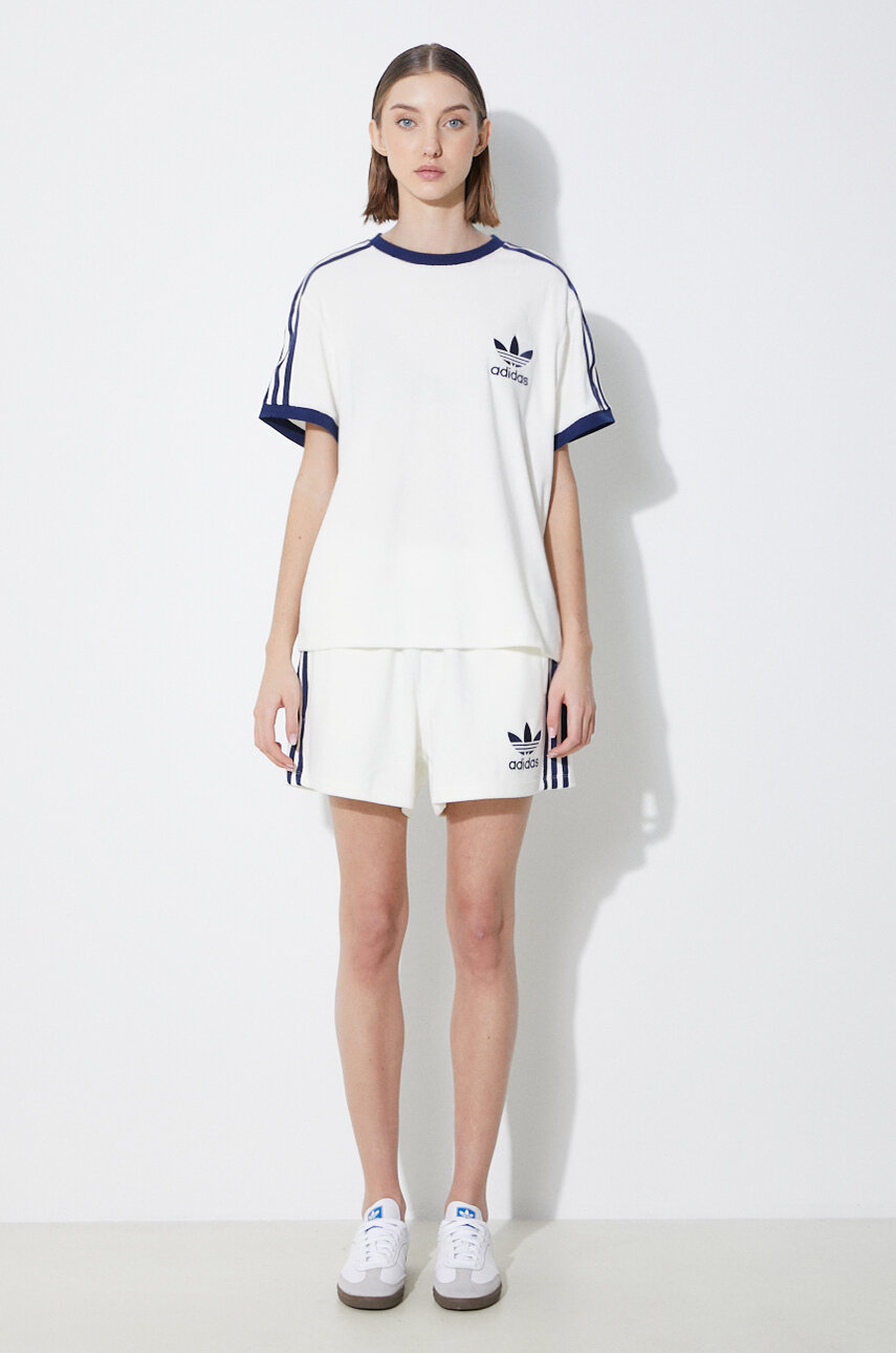 Къс панталон adidas Originals Terry в бяло с апликация с висока талия ...