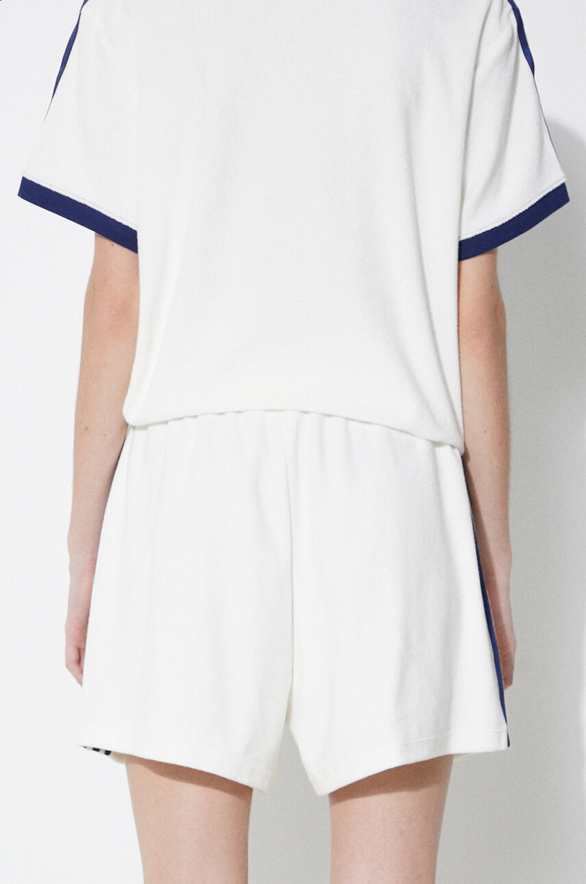 Къс панталон adidas Originals Terry в бяло с апликация с висока талия ...