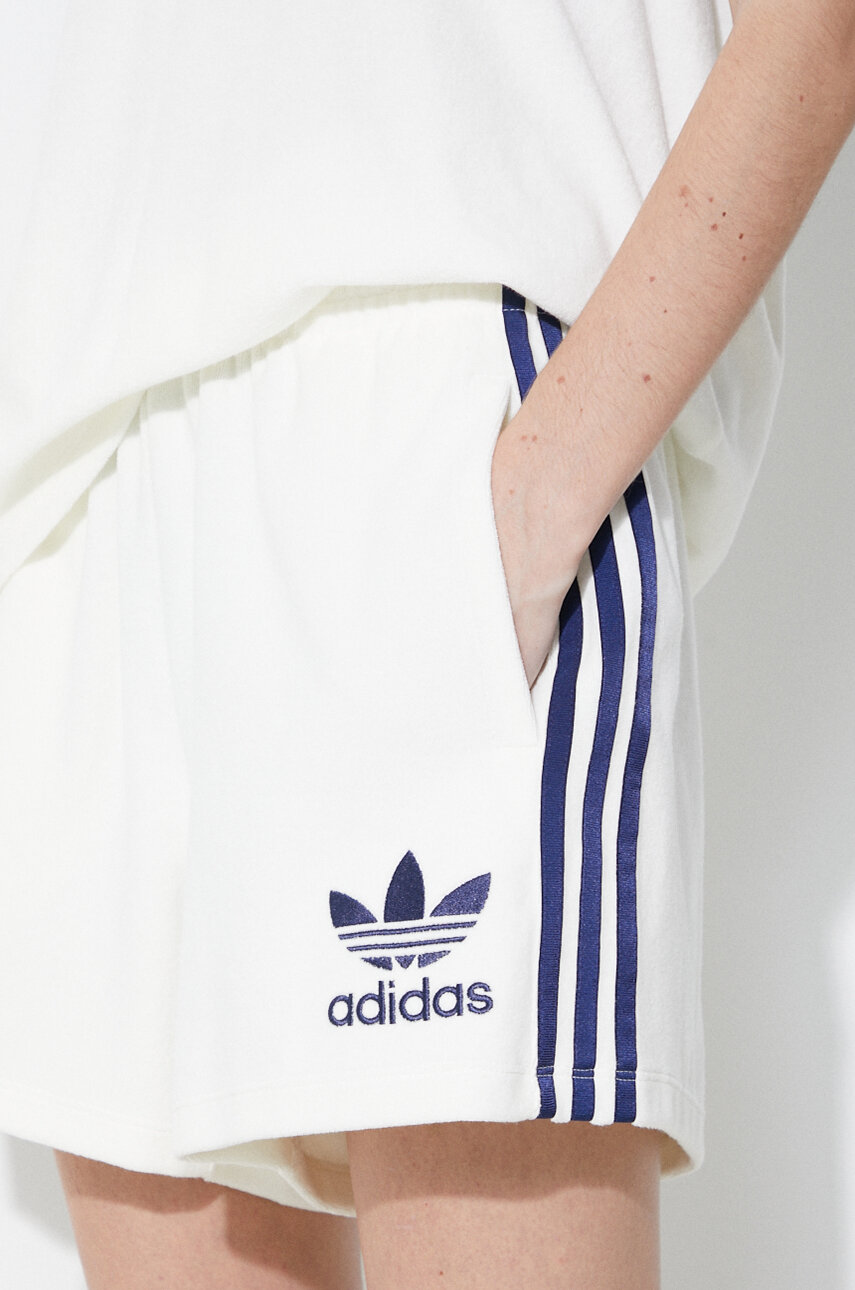 Къс панталон adidas Originals Terry в бяло с апликация с висока талия ...