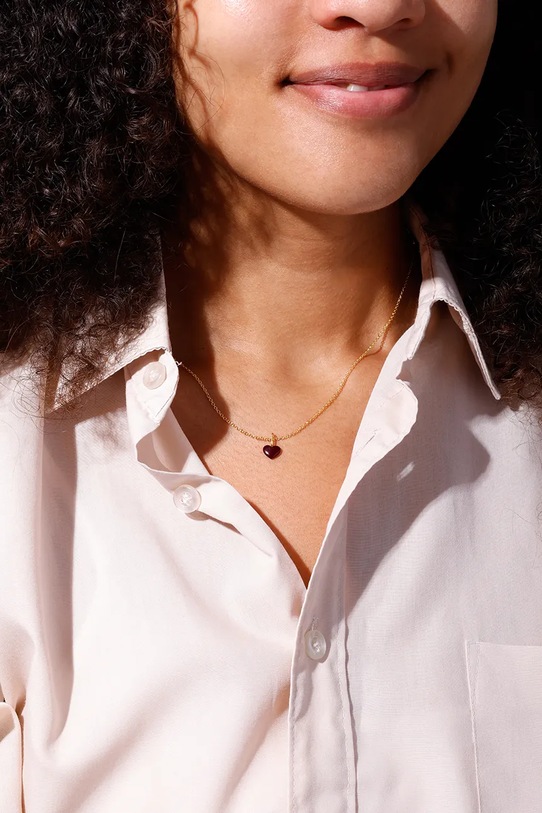 Επιχρυσωμένο μενταγιόν Design Letters 90302034BURGUNDY | Answear.gr