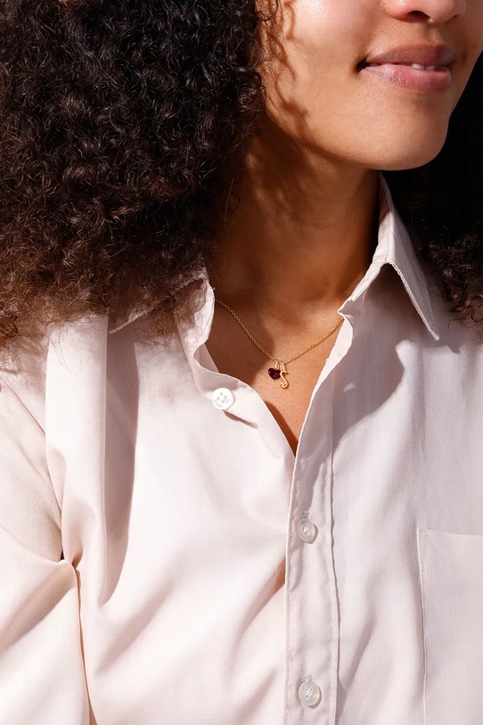 Επιχρυσωμένο μενταγιόν Design Letters 90302034BURGUNDY | Answear.gr